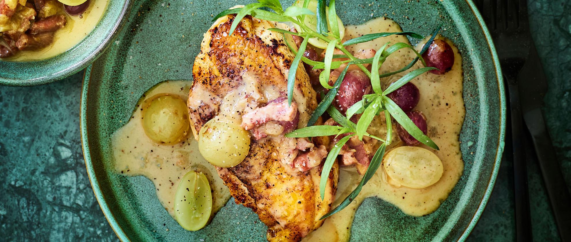 Parelhoen in een romige saus met spekjes, druiven en dragon | Alvo Parelhoen in een romige saus met spekjes, druiven en dragon | Alvo