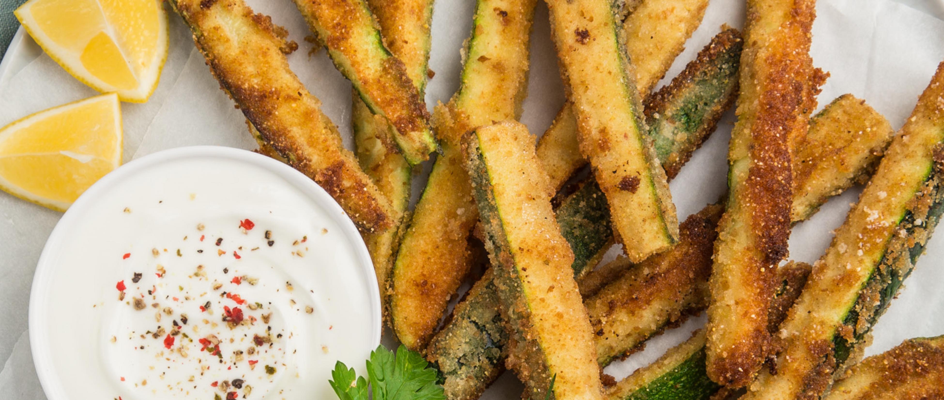 Frites de courgettes et sauce au yaourt épicée | Alvo