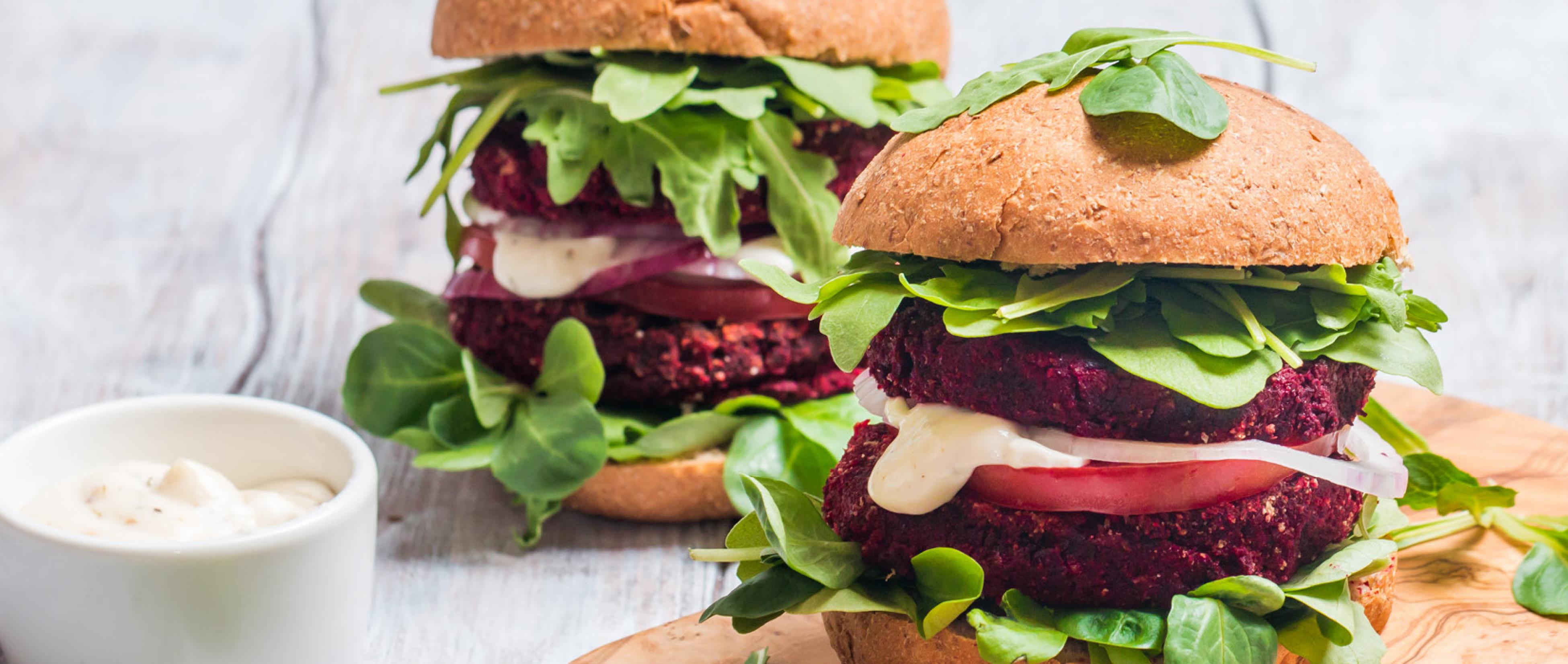 Hamburger végétarien à la betterave, à la poire et à la roquette | Alvo