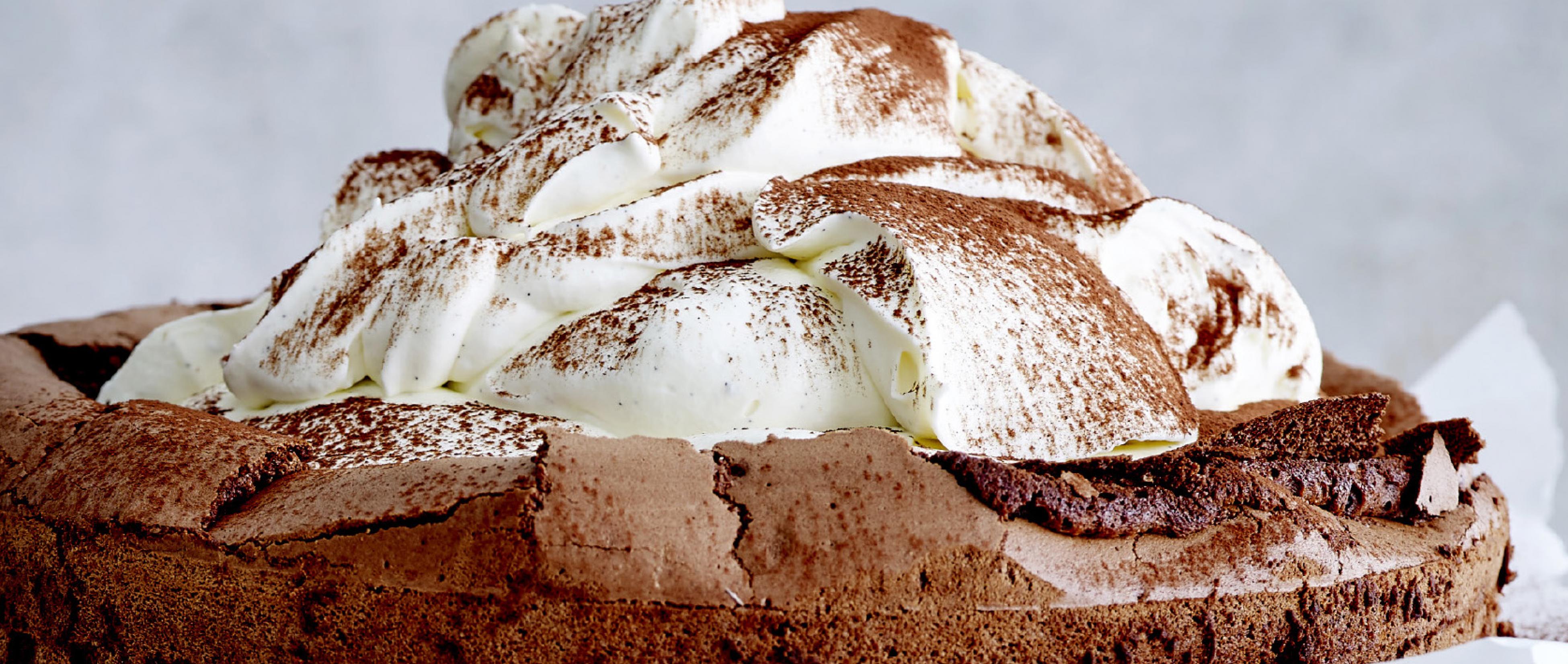 Bloemloze chocoladetaart met slagroom | Alvo