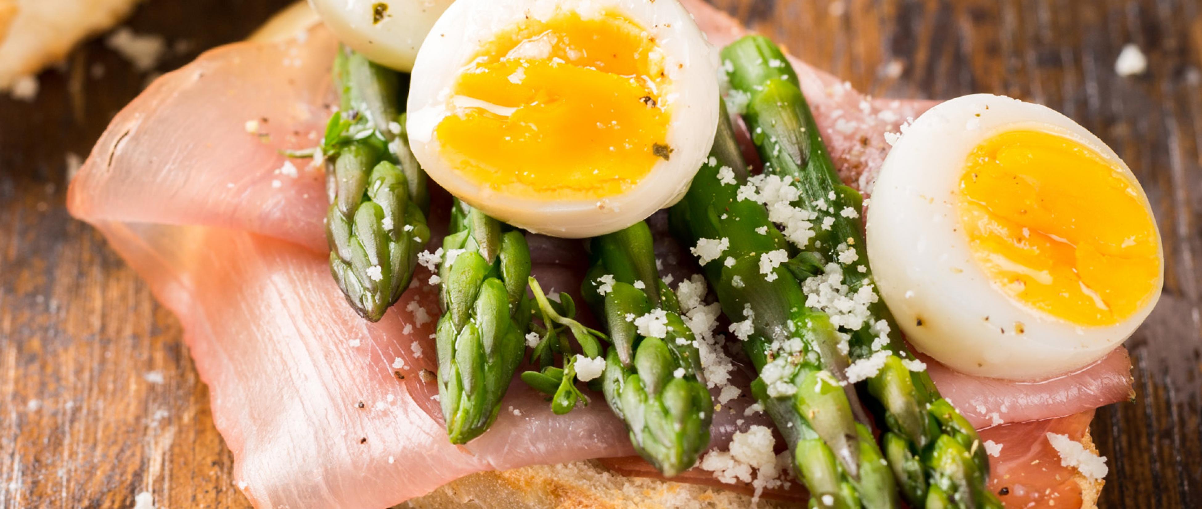 Crostini met gerookte ham, groene asperges en kwarteleitjes | Alvo