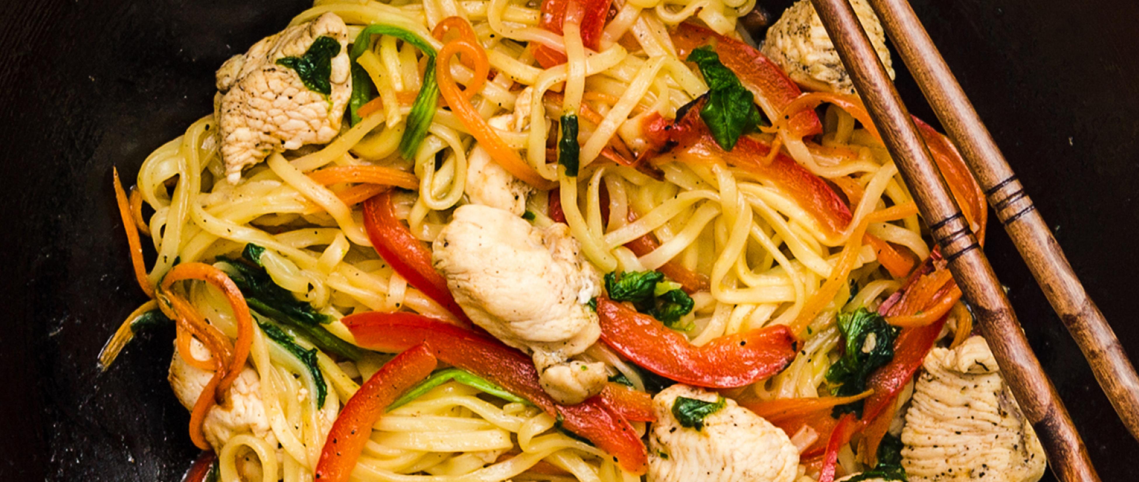 Kip in de wok met groenten en noodles | Alvo