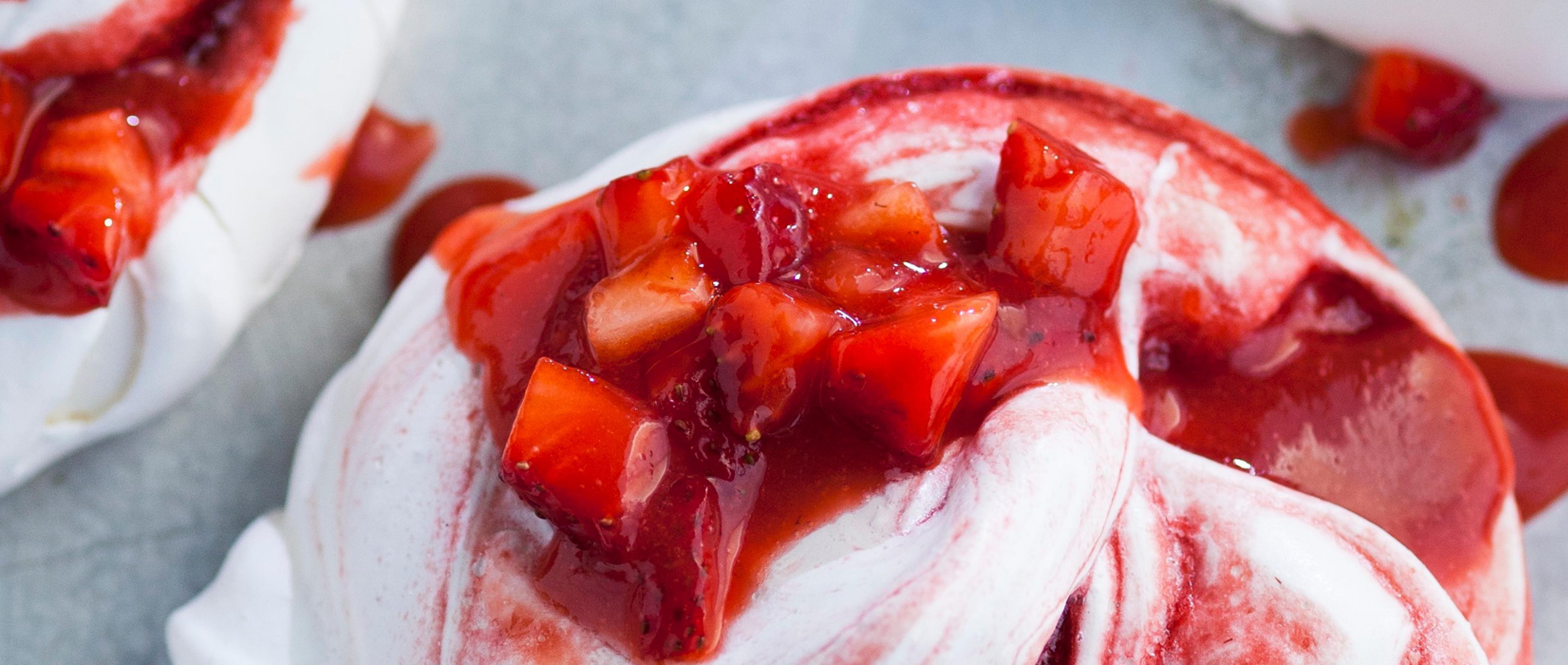 Meringues met coulis van rode bessen en aardbeien | Alvo