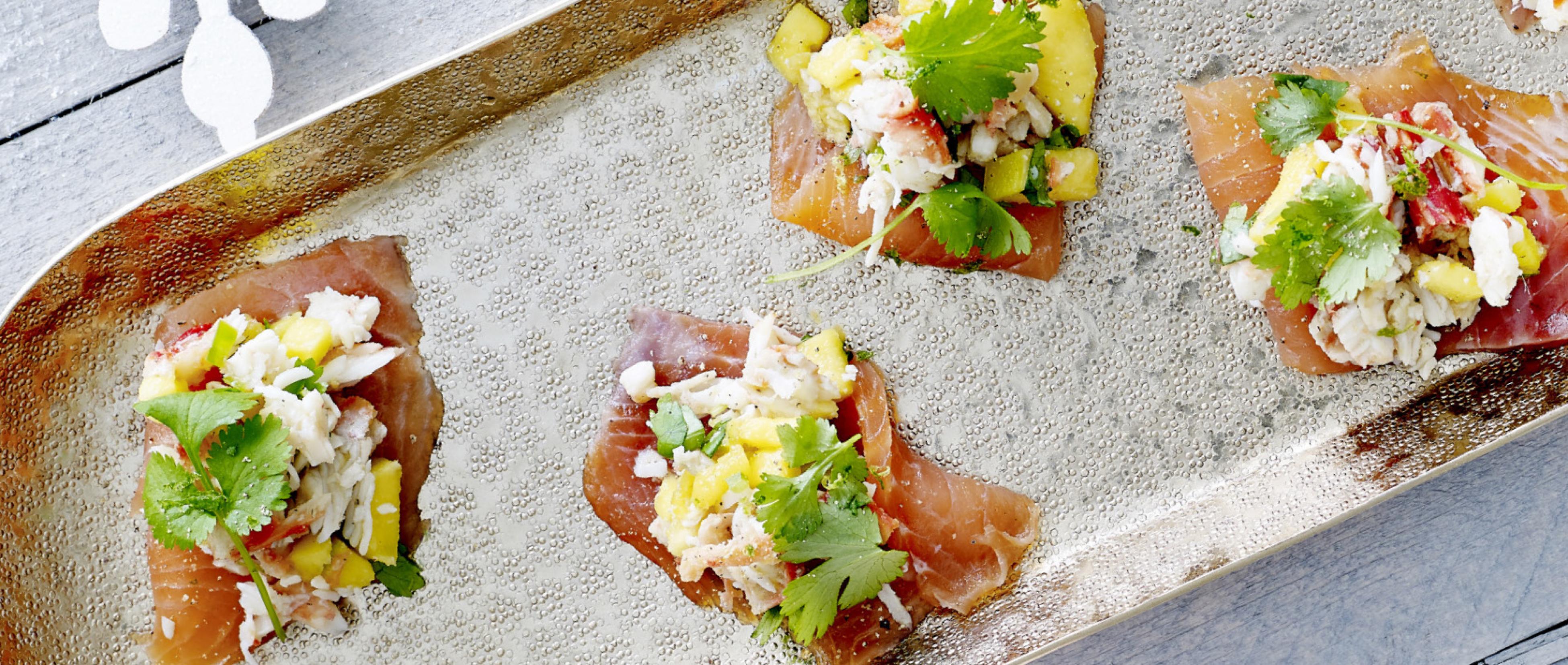 Wilde zalmhapjes met krab & mango | Alvo