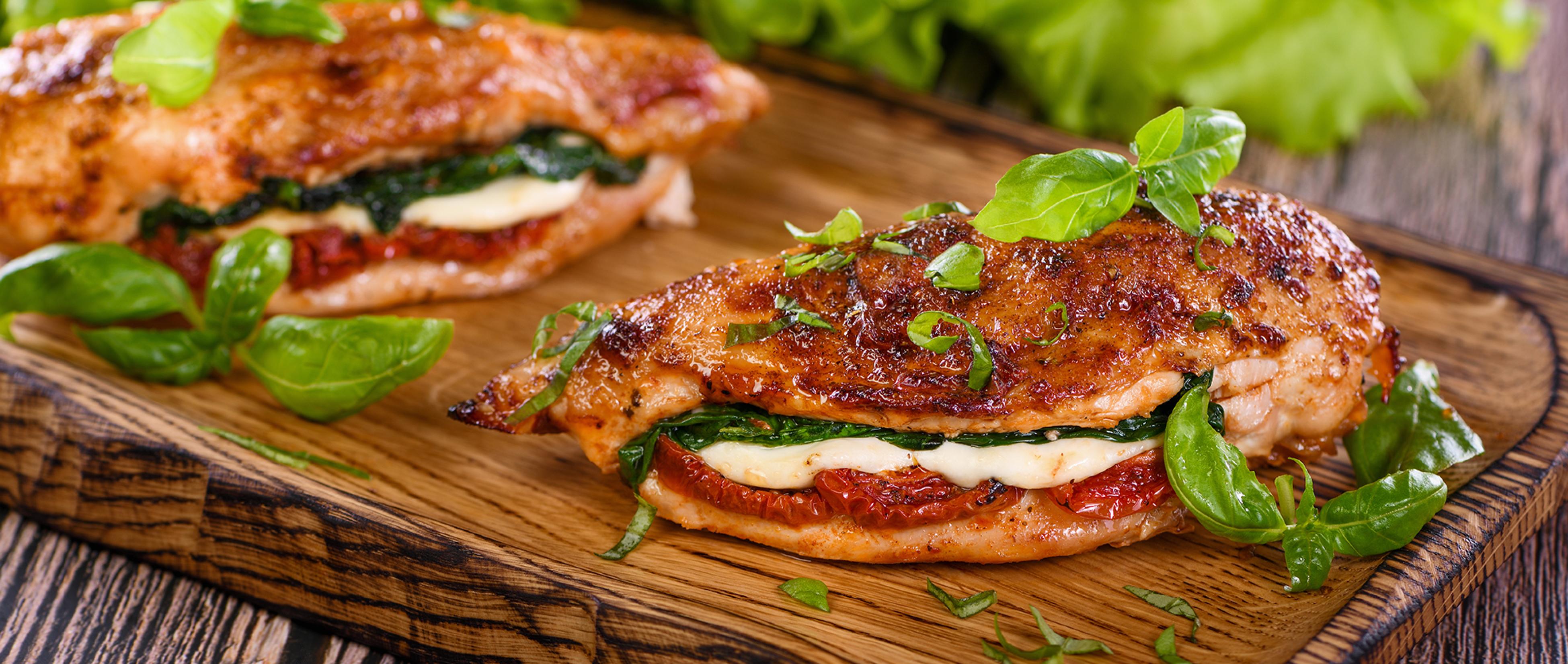 Filet de poulet farci aux tomates séchées, fromage frais et épinards | Alvo Filet de poulet farci aux tomates séchées, fromage frais et épinards | Alvo