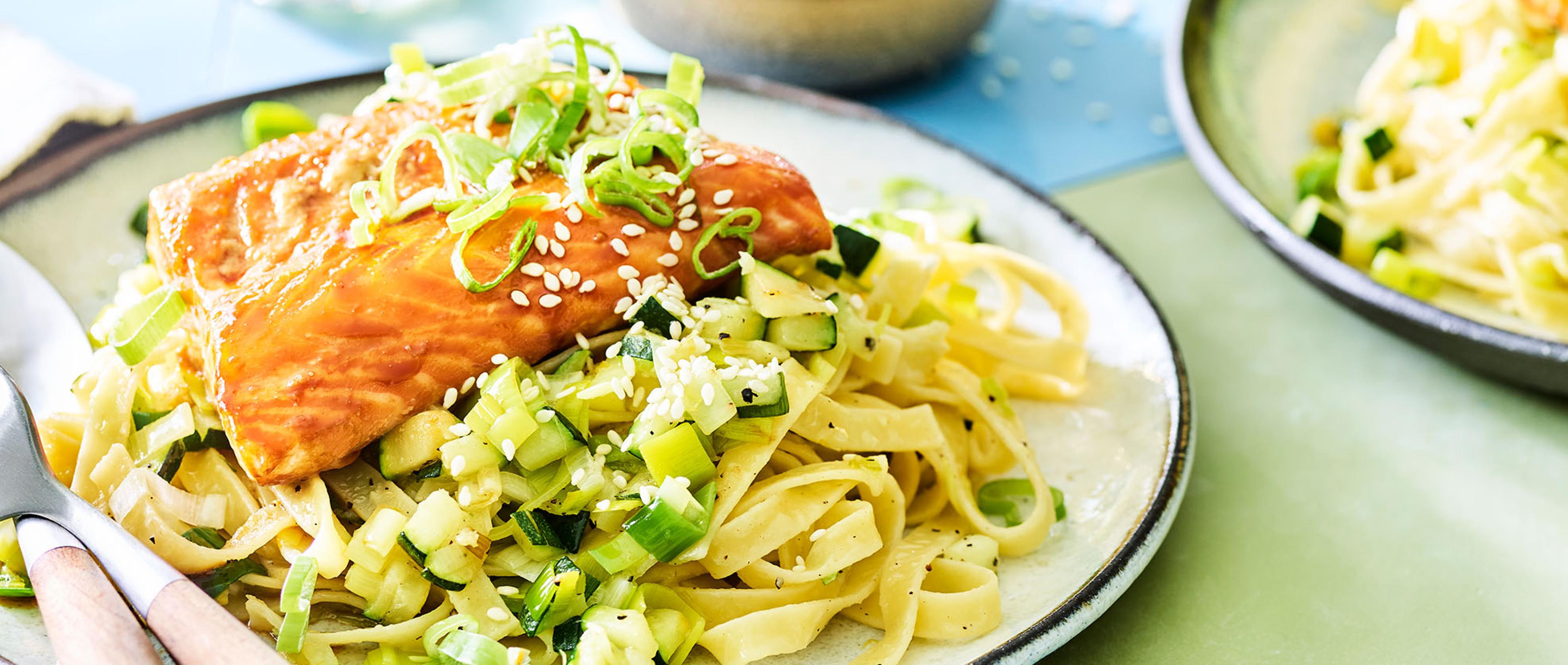 Gelakte zalm met noedels en prei | Alvo