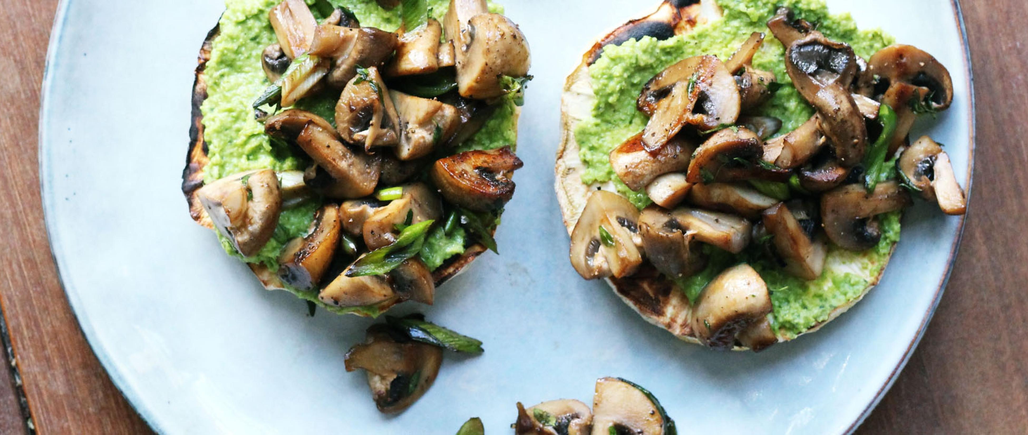 Toast de céleri- rave à la purée de petits pois et aux champignons | Alvo